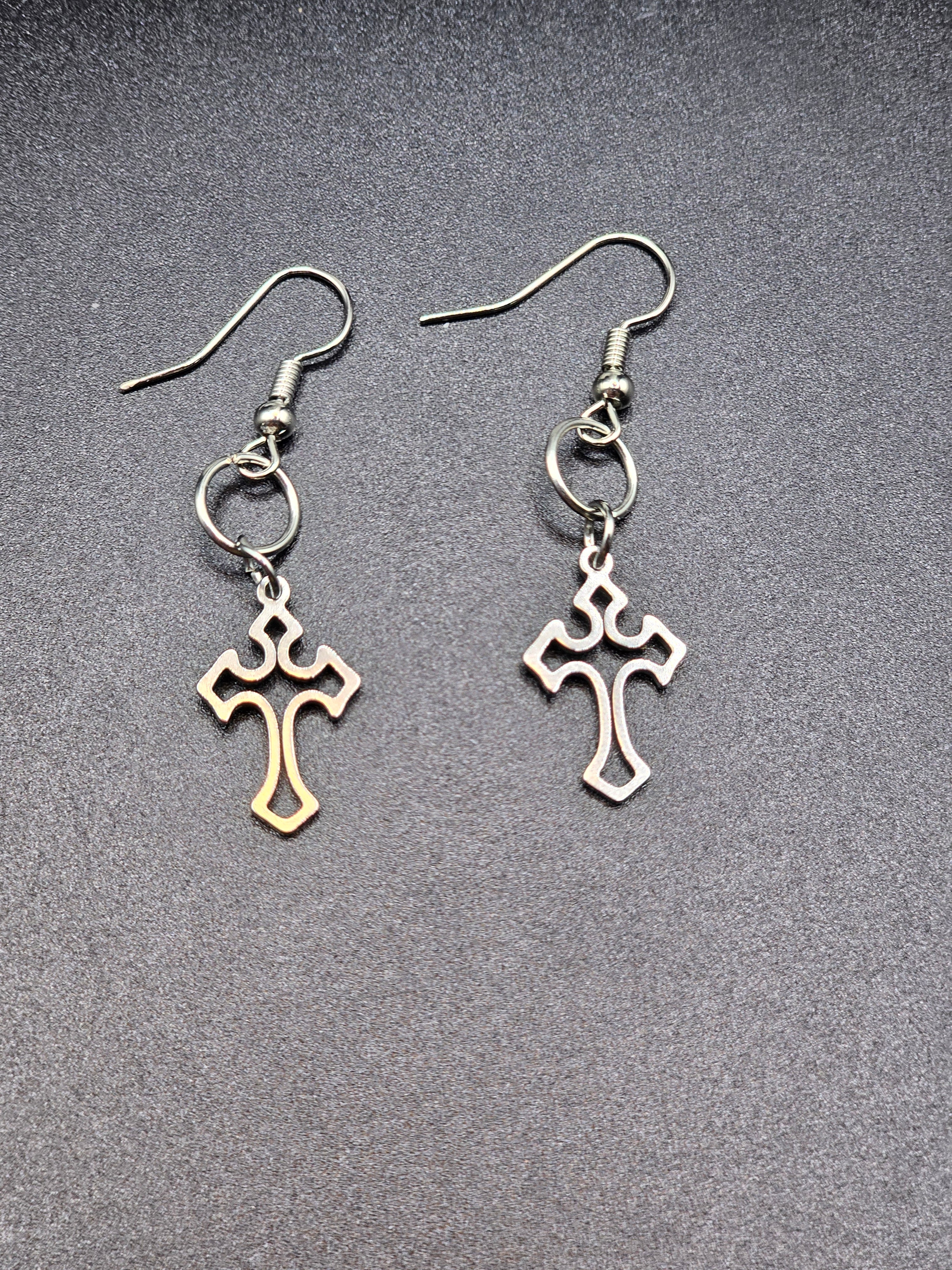 Small Cross Gothic Earrings – Chain Link Reaction
